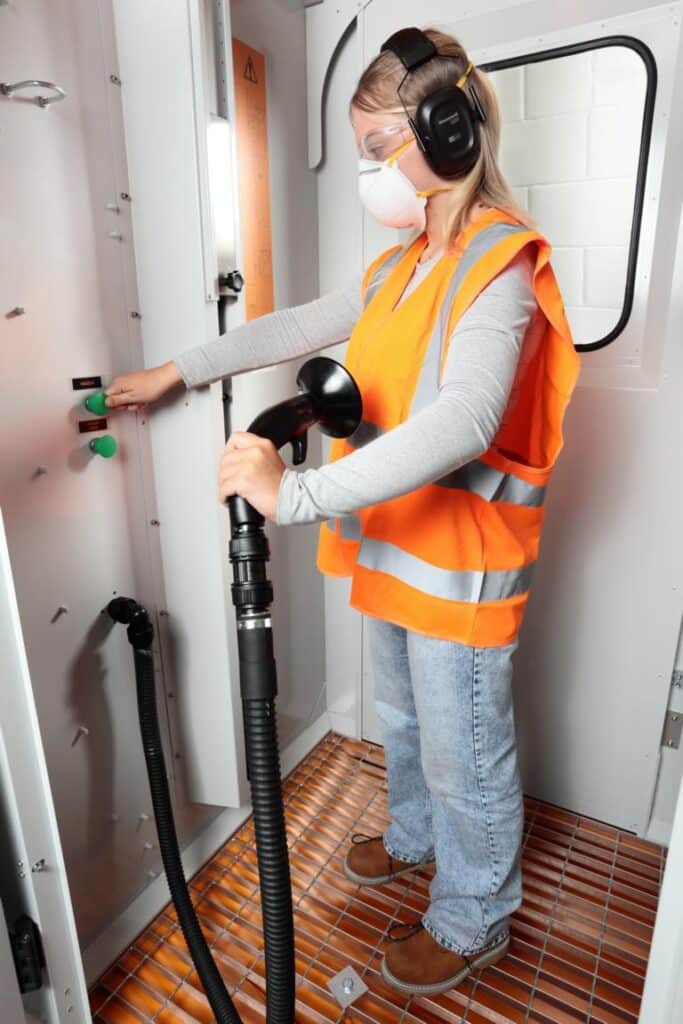 Luftdusche: Personenreinigung ohne gefährliche Druckluft